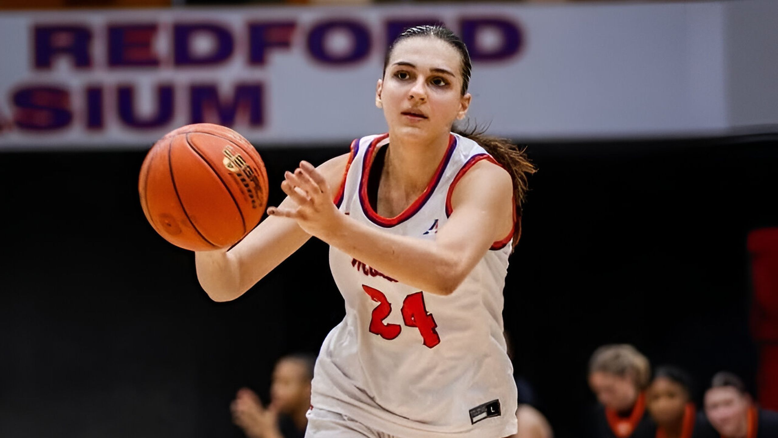 Bianca Sârbu reușește un "and-one" în meciul cu Baker (sursă: Photo by ...