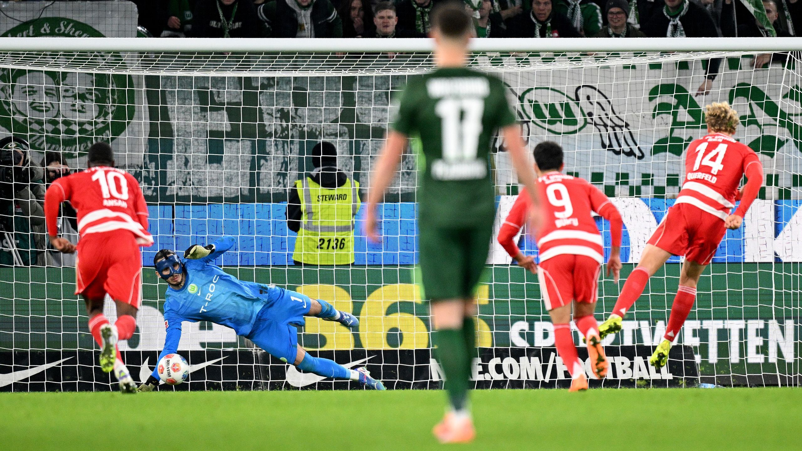 Kamil Grabara, bramkarz VfL Wolfsburg, obronił rzut karny w meczu z ...