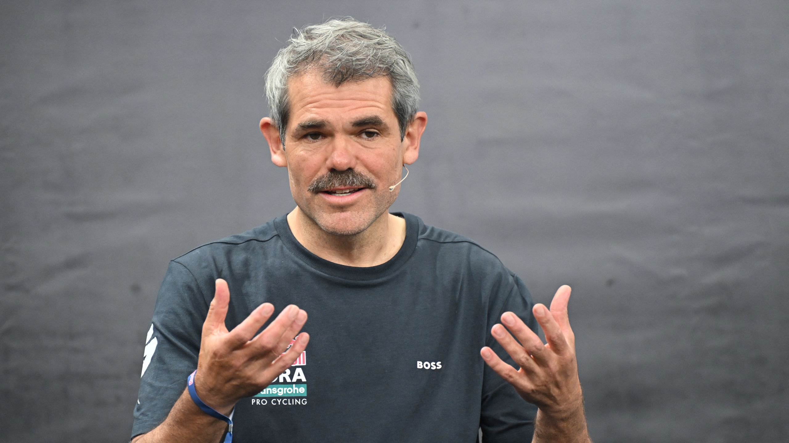 El máximo responsable del Red Bull-BORA se pronuncia sobre la suspensión a Lazkano: "Fue en la ...