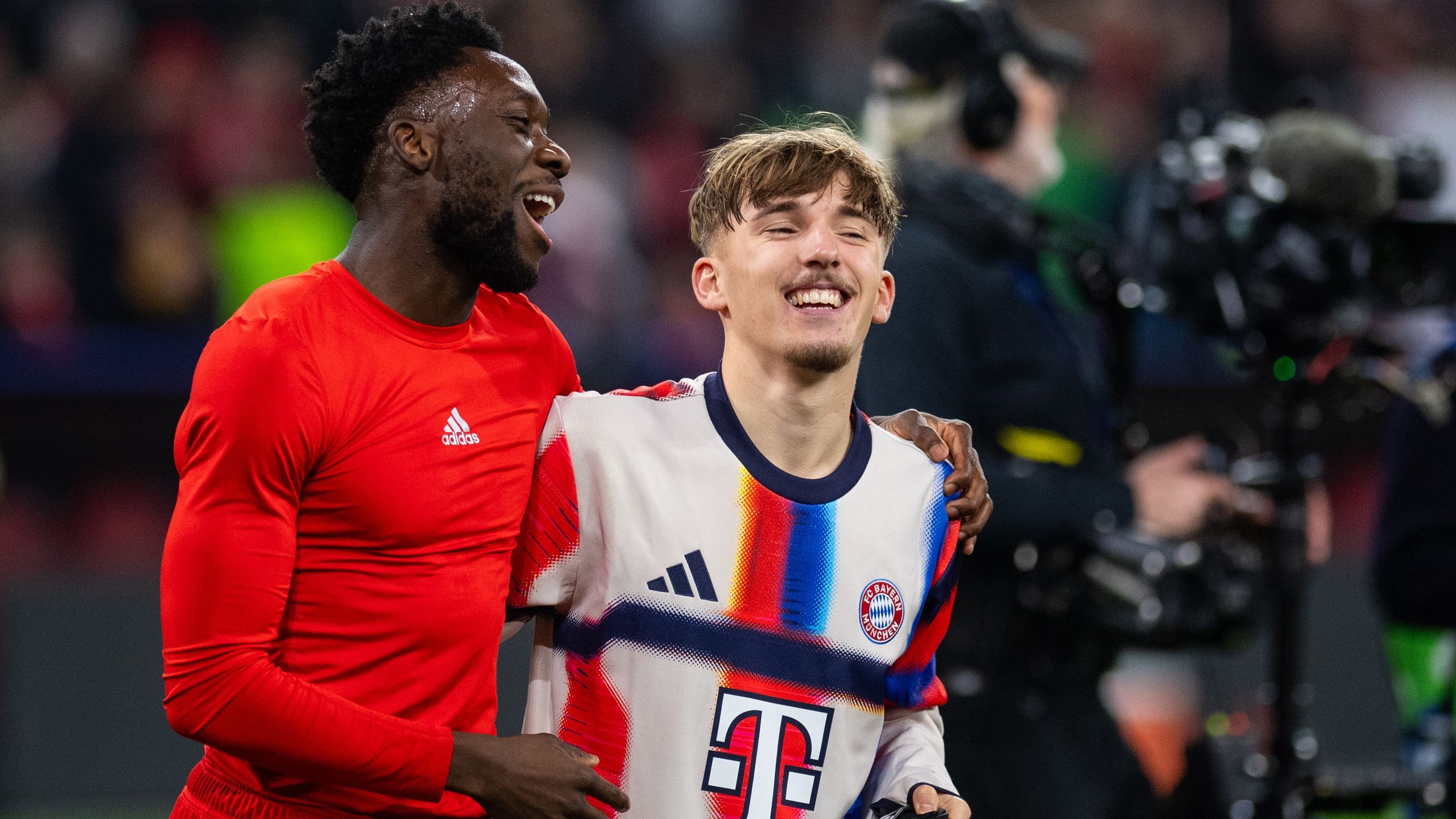 FC Bayern feiert Wunderkind Lennart Karl und Weihnachtsgeschenk ...