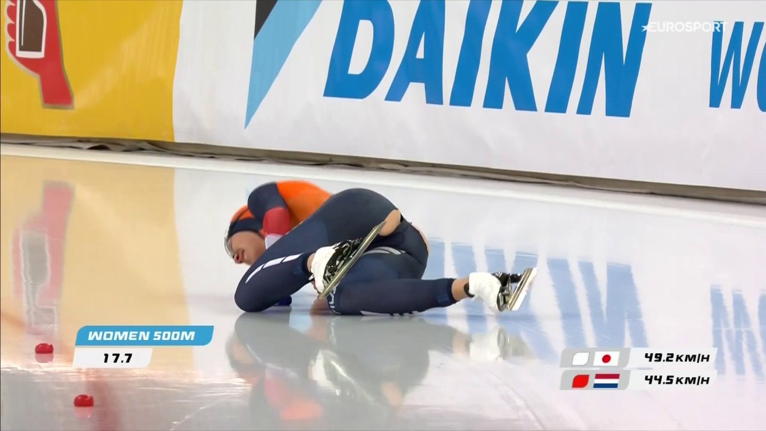 Suzanne Schulting gaat pijnlijk onderuit op de 500 meter in Hamar bij ...