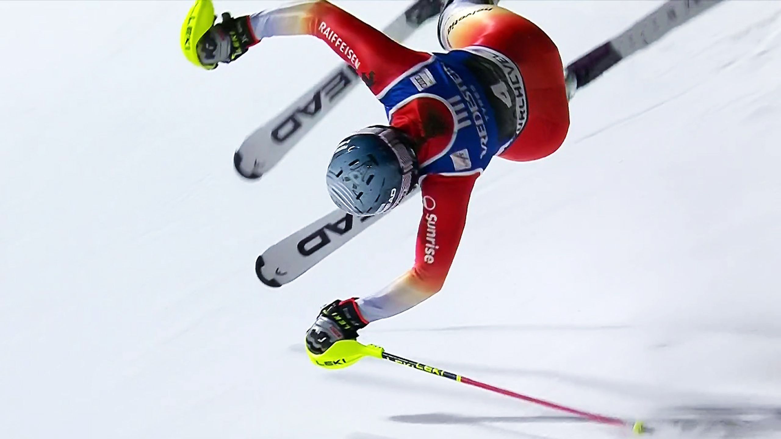 Wendy Holdener überschlägt sich beim Nacht-Slalom in Courchevel im Ziel ...