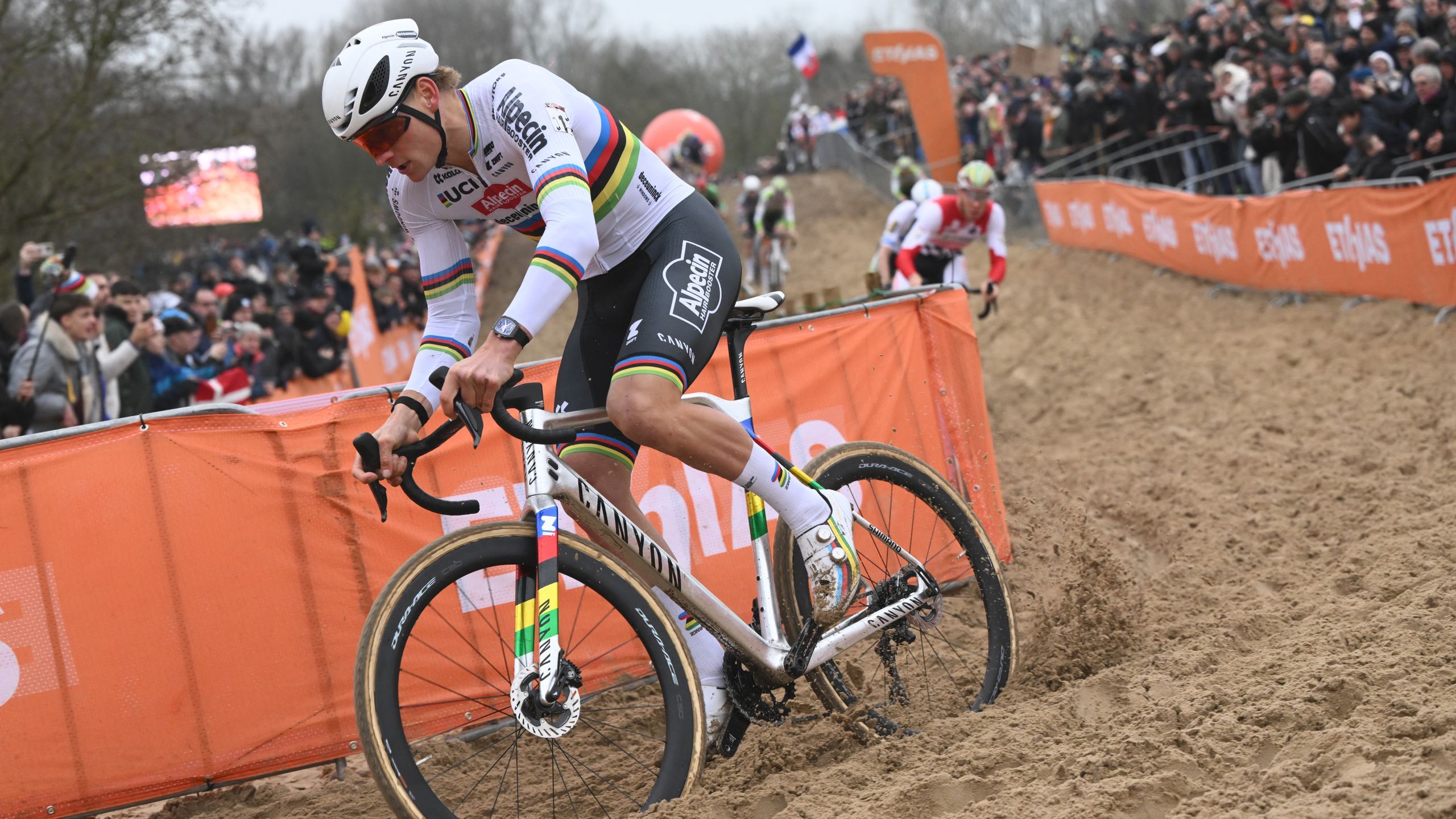 Van der Poel rijdt technisch perfecte cross op strand van Hofstade en ...