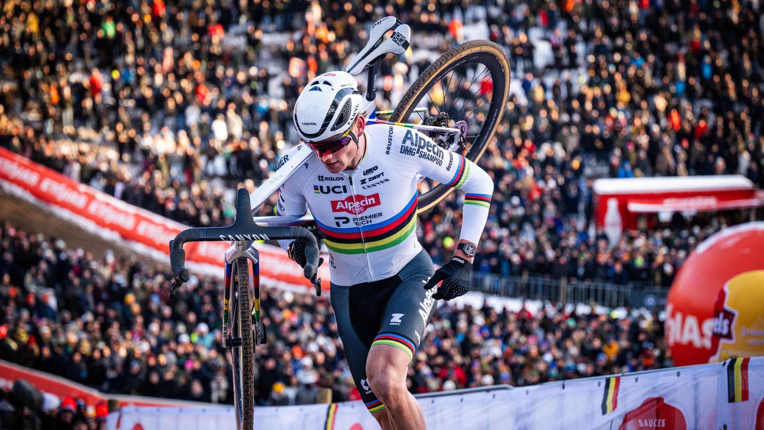 Mathieu van der Poel leeft mee met aan enkel geblesseerde Wout van Aert ...