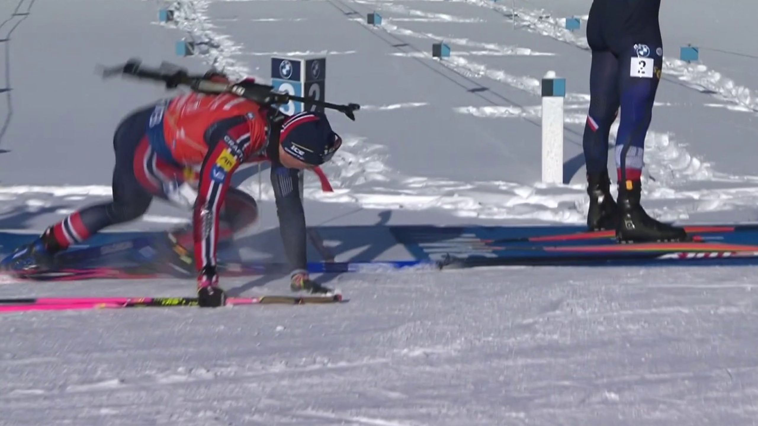Isak Leknes Frey stürzt am Schießstand in Staffel der Männer in Oberhof ...