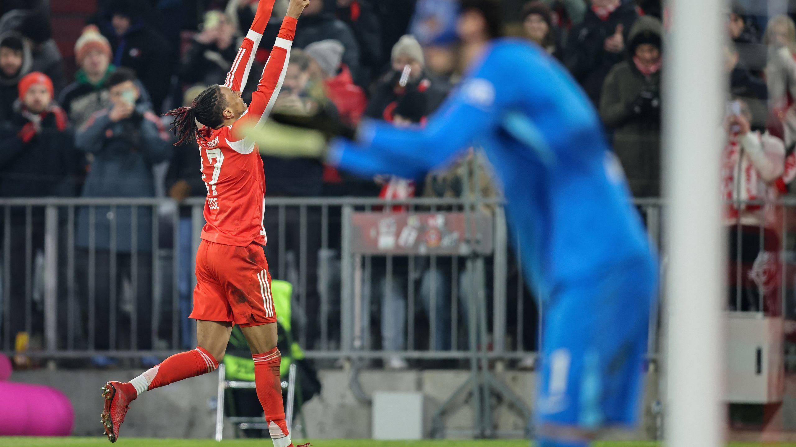 Kamil Grabara wpuścił osiem goli w meczu Bayern - Wolfsburg - Football ...
