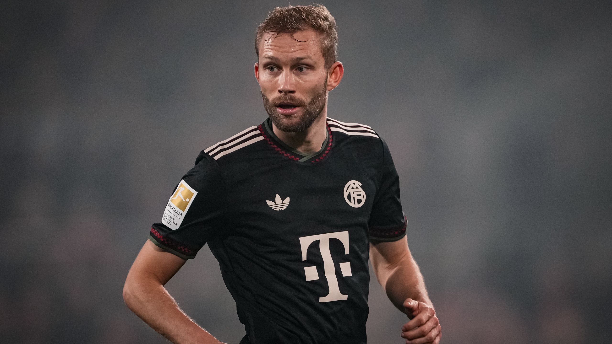 FC Bayern München: Vertragsgespräche mit Konrad Laimer ziehen sich ...
