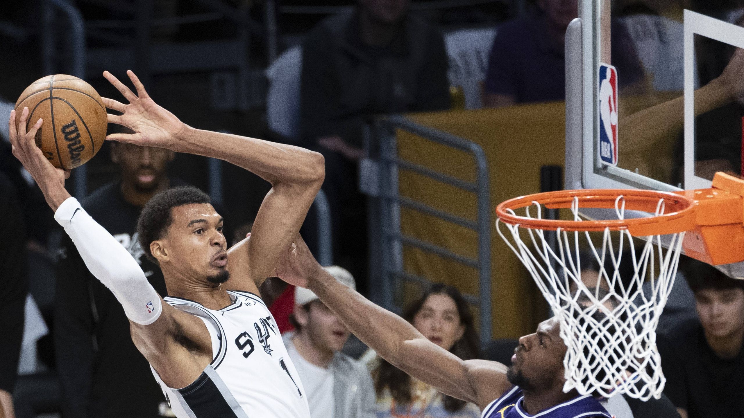 NBA | Victor Wembanyama fait le spectacle face à Anthony Edwards, les ...