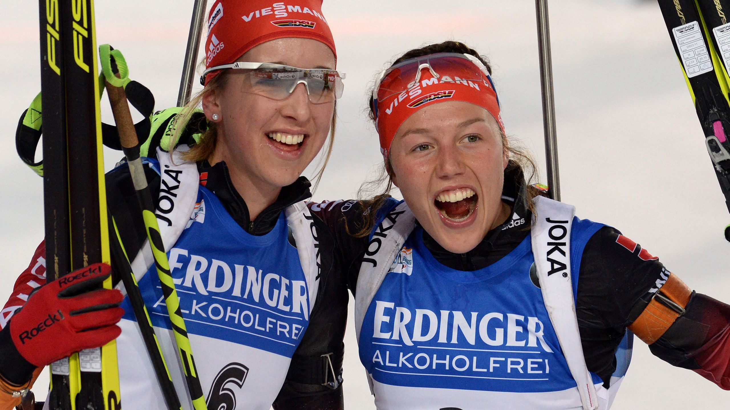 Franziska Preuß gedenkt verstorbener Laura Dahlmeier vor ihrem Heim ...