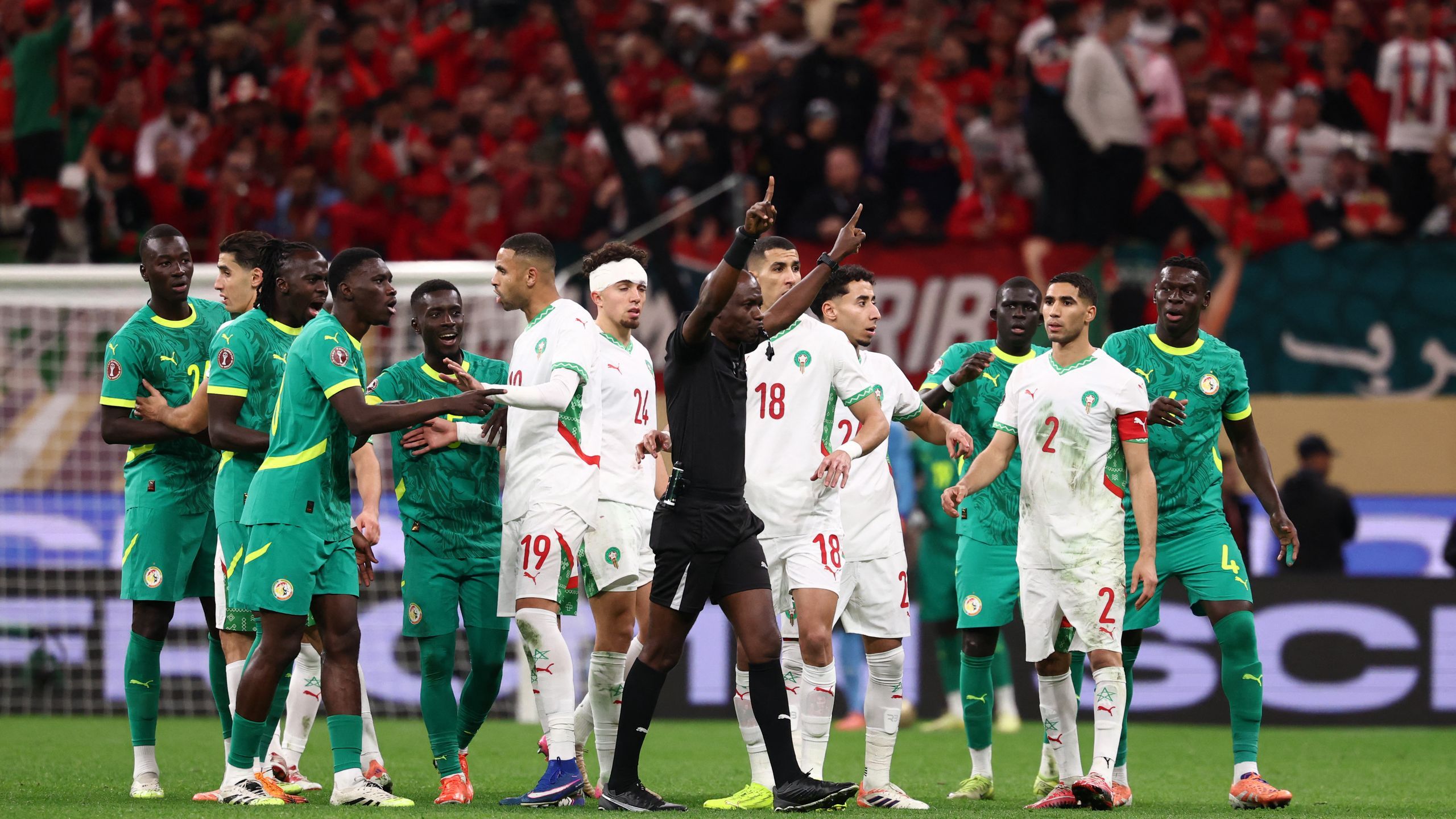CAN-2025: En visite à Dakar, le président de la CAF promet un football ...