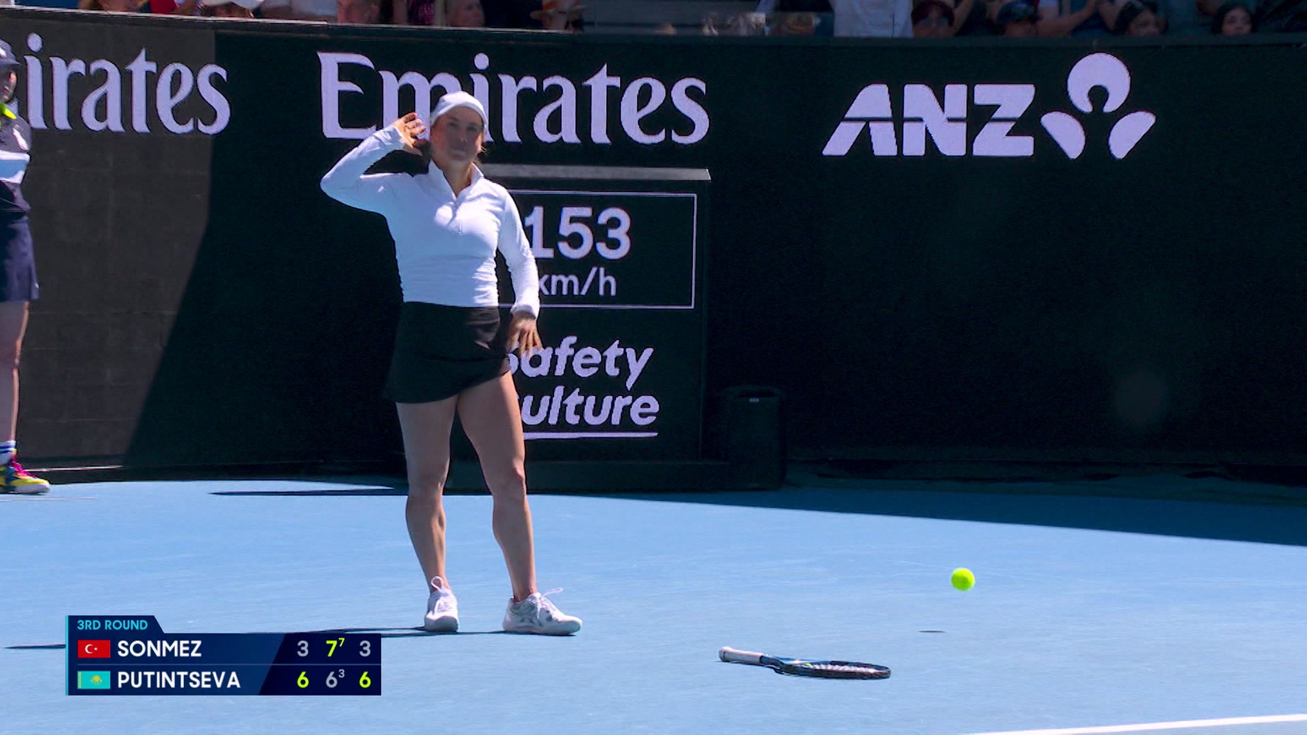Yulia Putintseva reageert met dansje na matchpoint om Turkse fans te ...