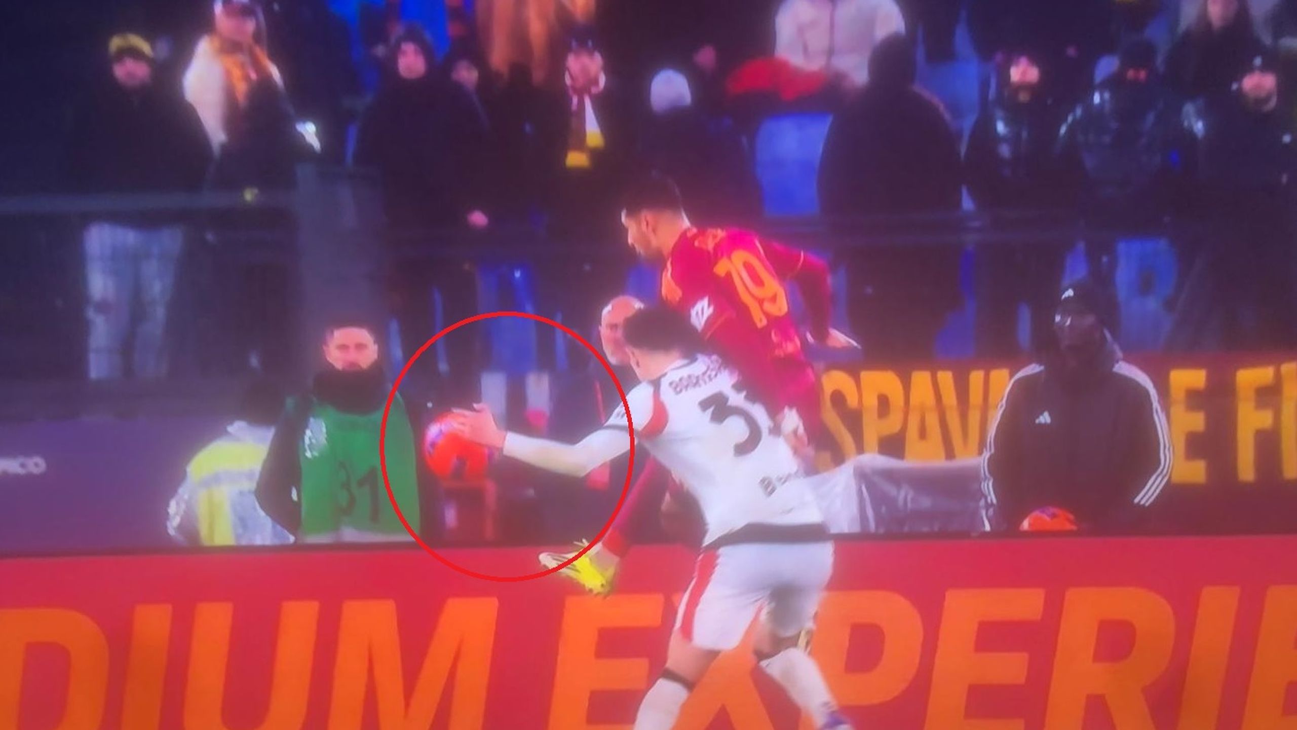 Roma-Milan, moviola: contatto Gabbia-Malen, troppo poco per dare il ...