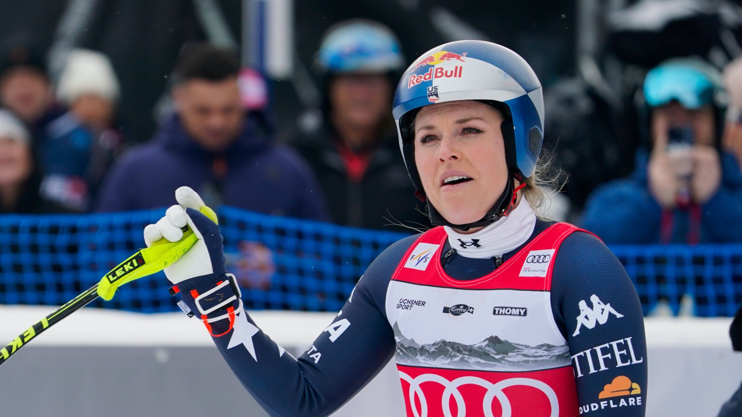 Lindsey Vonn komt hard ten val in Crans Montana en wordt opgehaald met ...