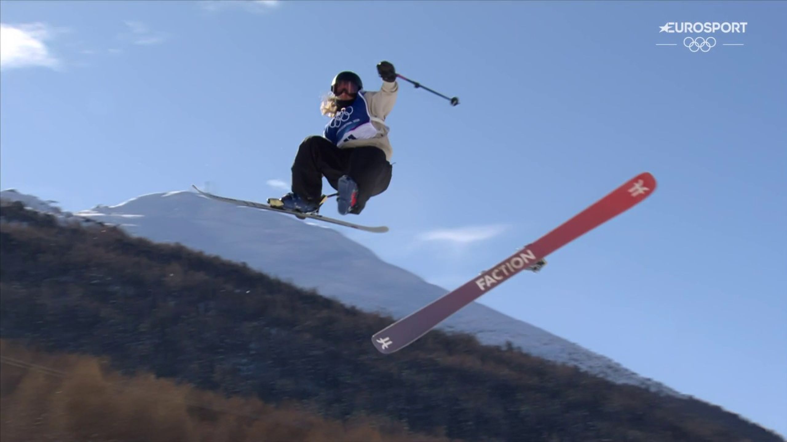 Sarah Hoefflin traci nartę w locie w narciarskim slopestyle na zimowych ...