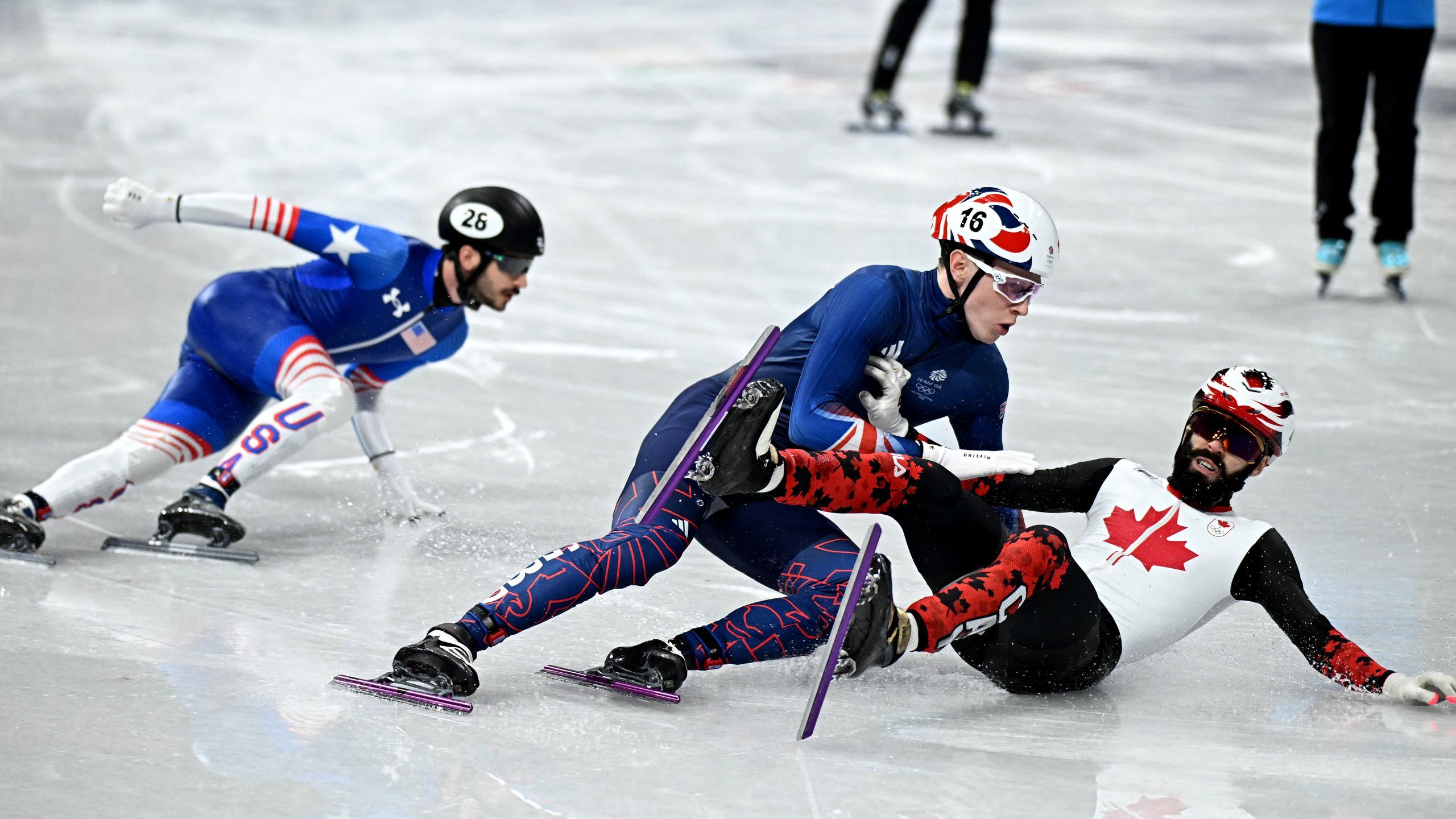 Canadiske Steven Dubois styrter i overhaling i speedskating ved vinter ...