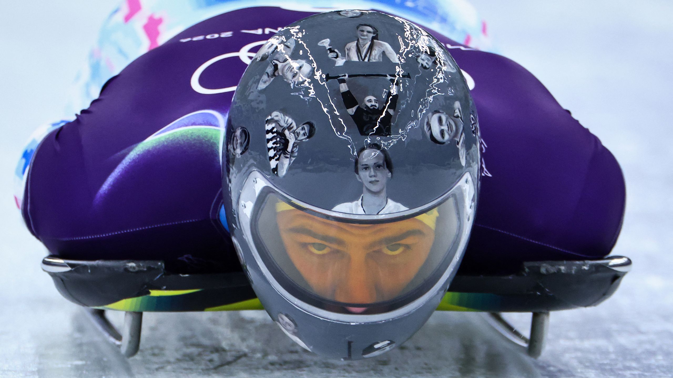 Olympia: Ukrainer erinnert mit Helm an im Krieg gestorbene Sportler ...