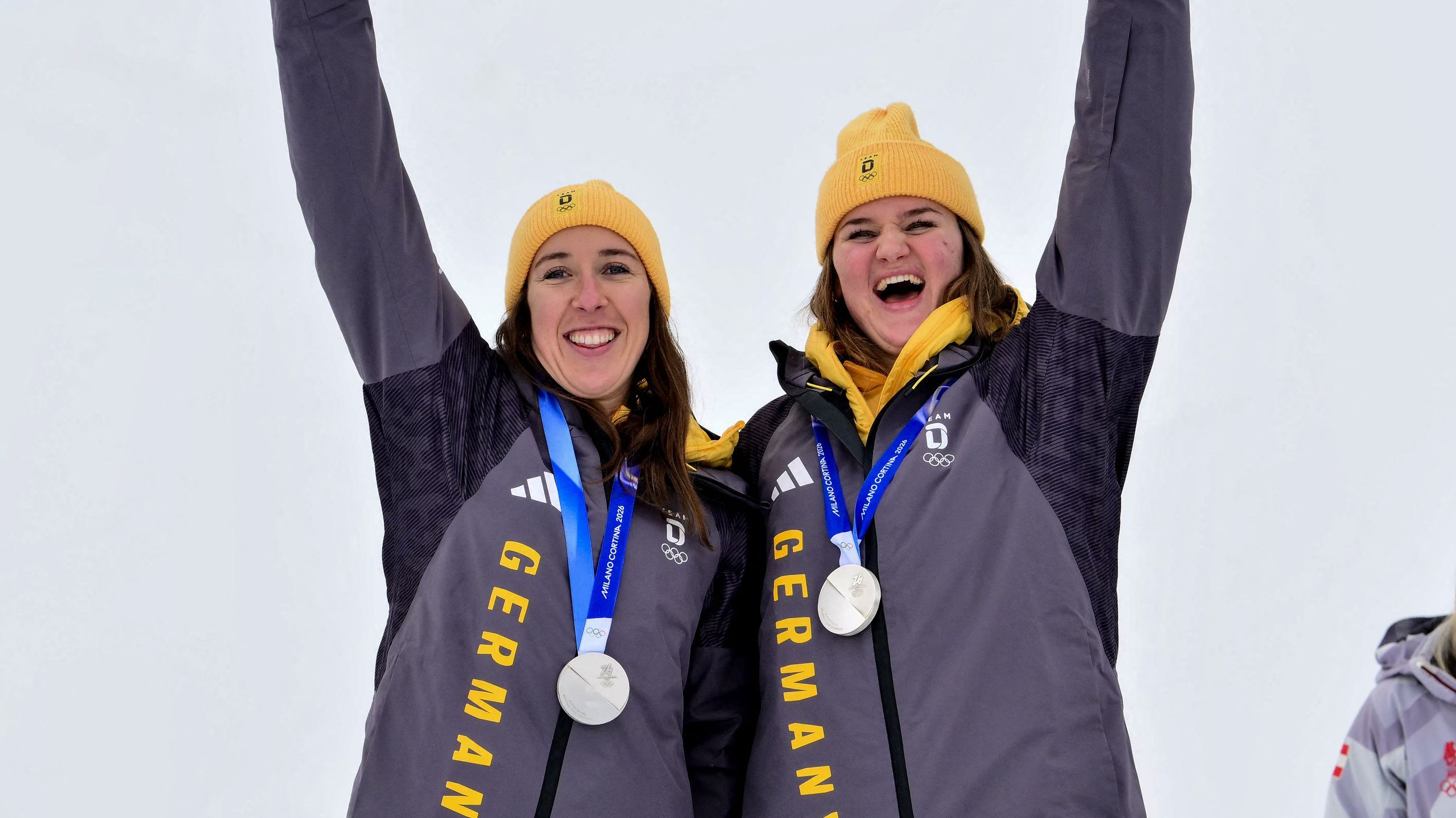 Olympia 2026: Emma Aicher und Kira Weidle-Winkelmann jubeln über Silber ...