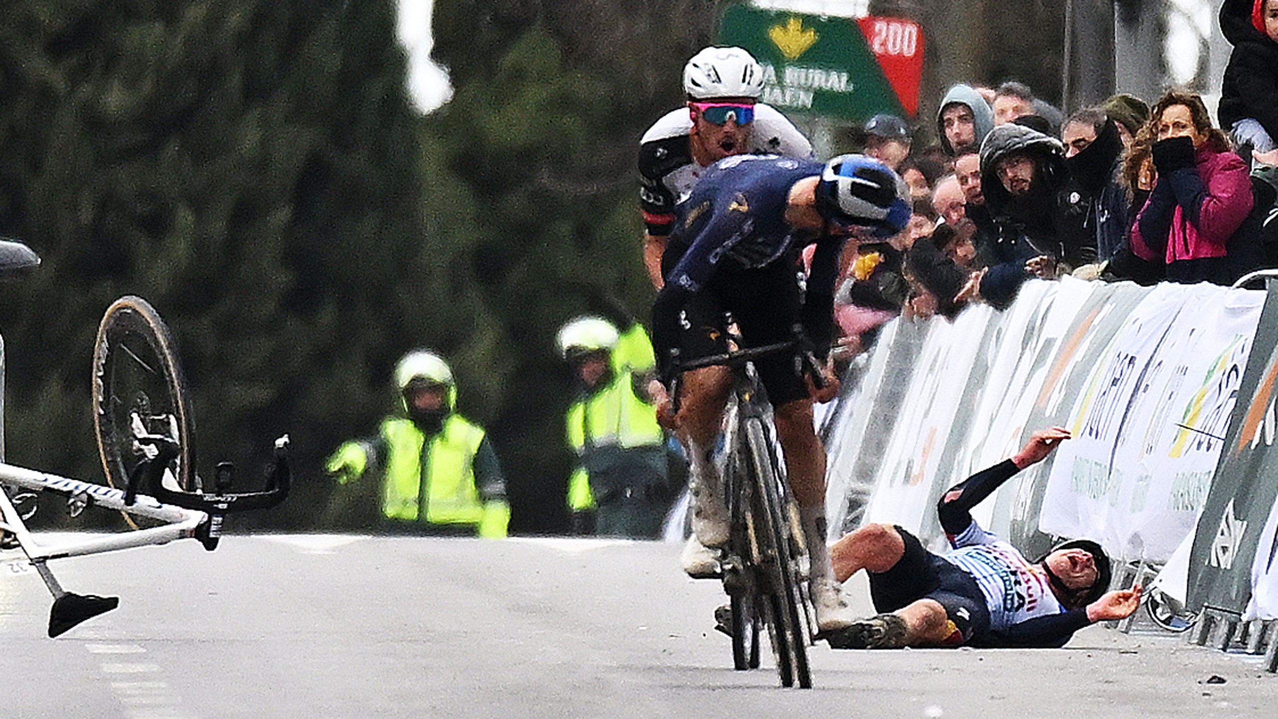 Clasica Jaén: Van Gils stürzt im Sprint um Platz zwei hinter Solosieger ...