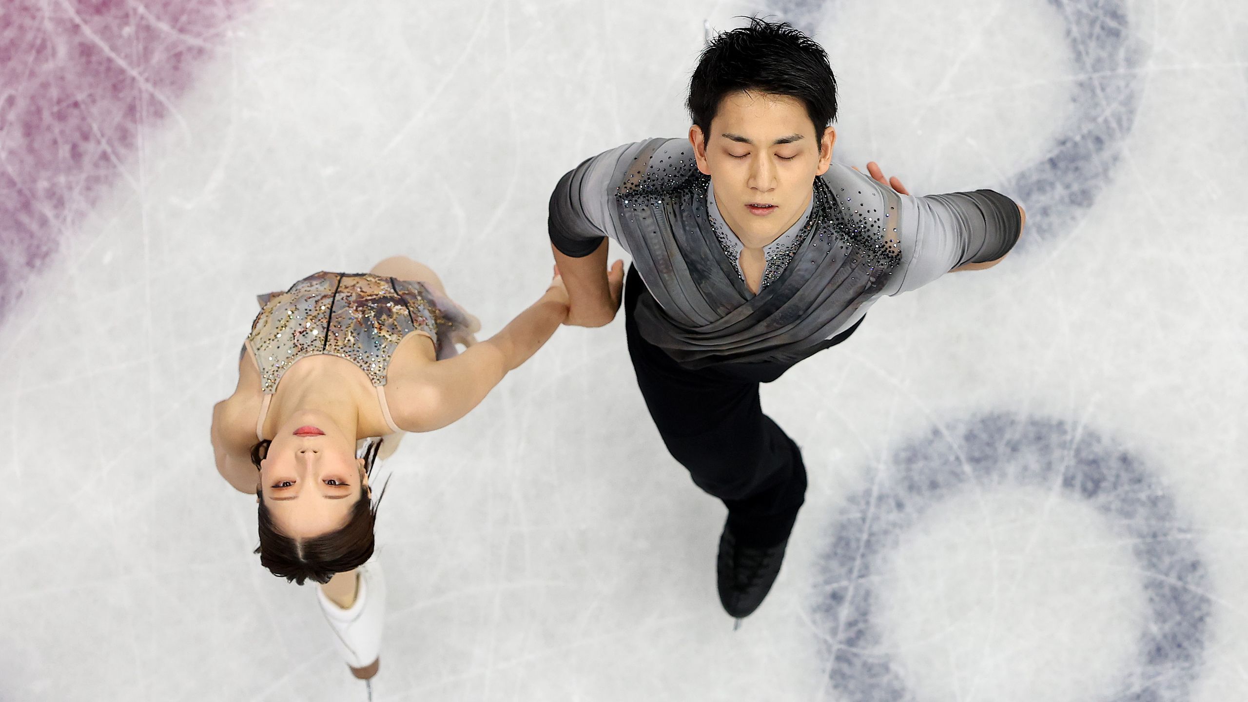 Japans duo Miura/Kihara kroont zich olympisch kampioen paarrijden met ...