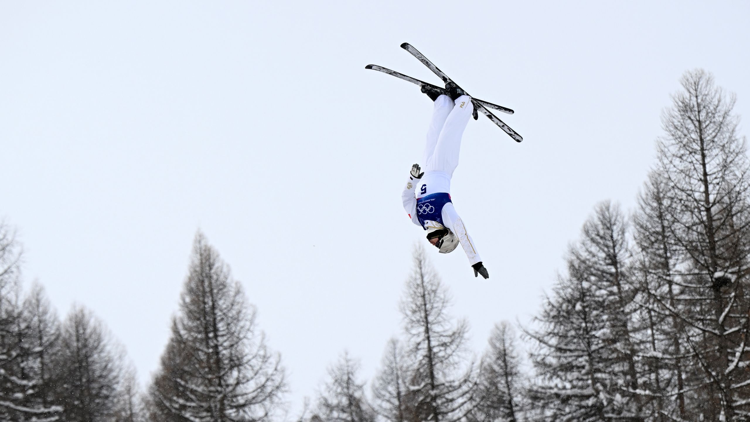 Olympia 2026 - Ski Freestyle: Wang Xindi zeigt perfekten Sprung und ...