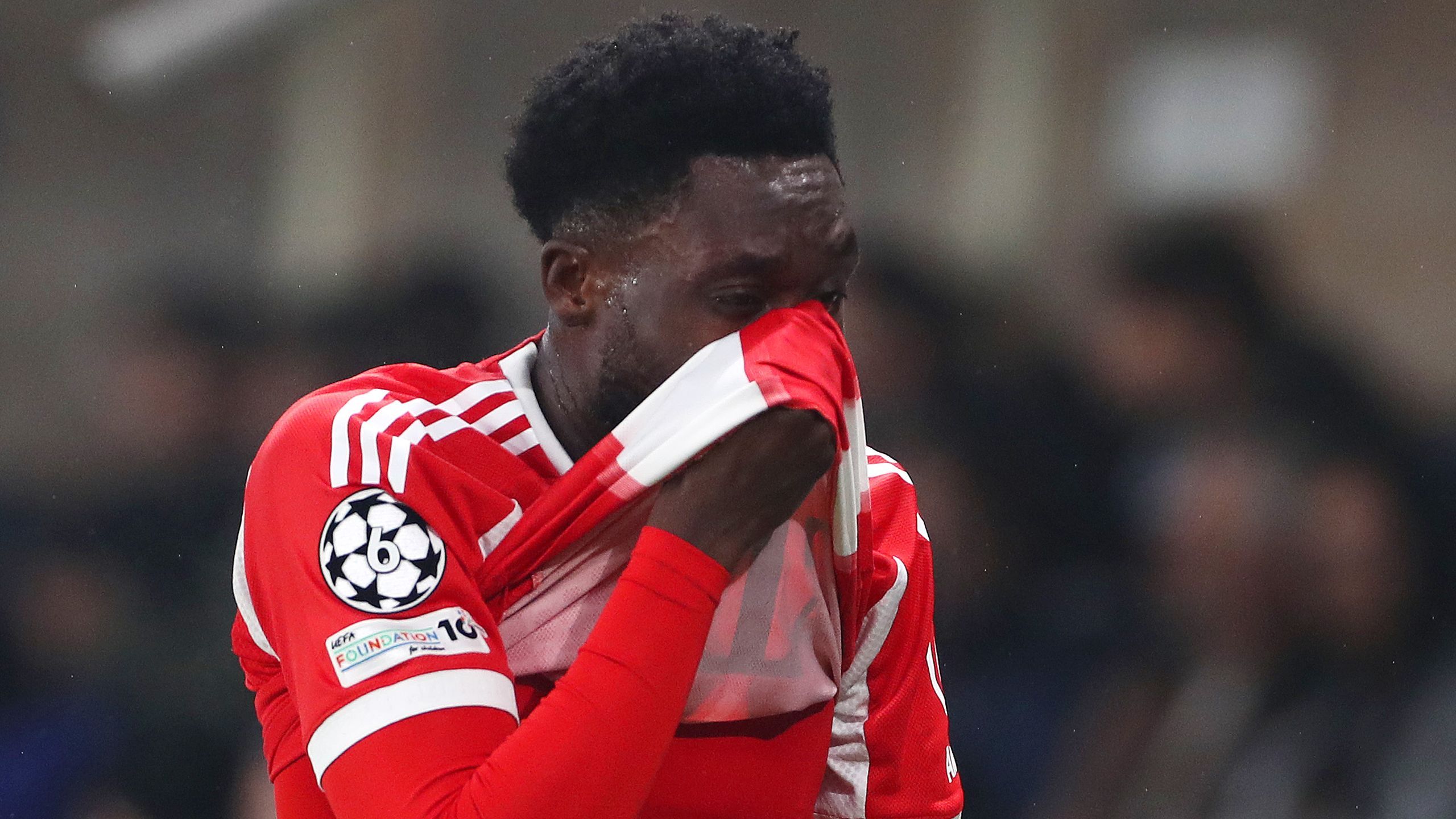 Davies vom FC Bayern im Achtelfinale in Bergamo unter Tränen ...