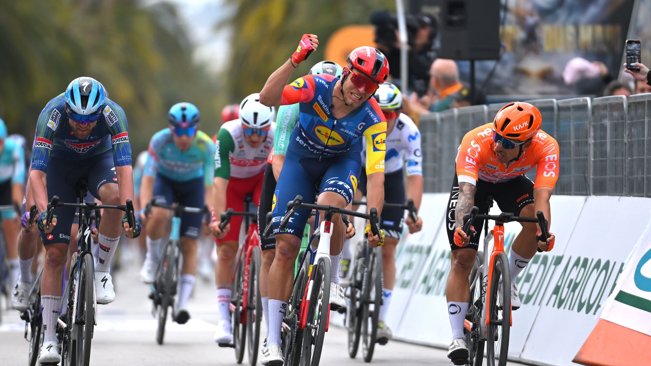 Italiaan Jonathan Milan wint als eerste drie keer op rij de slotetappe ...