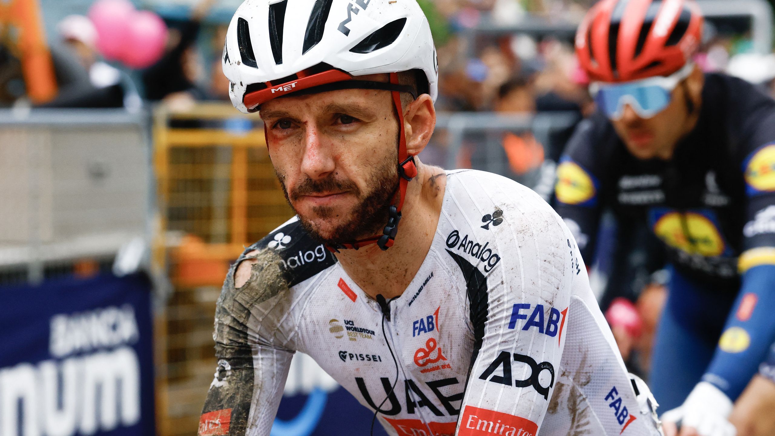 Flink wat botbreuken en hersenschuddingen na zware val in Giro d'Italia ...