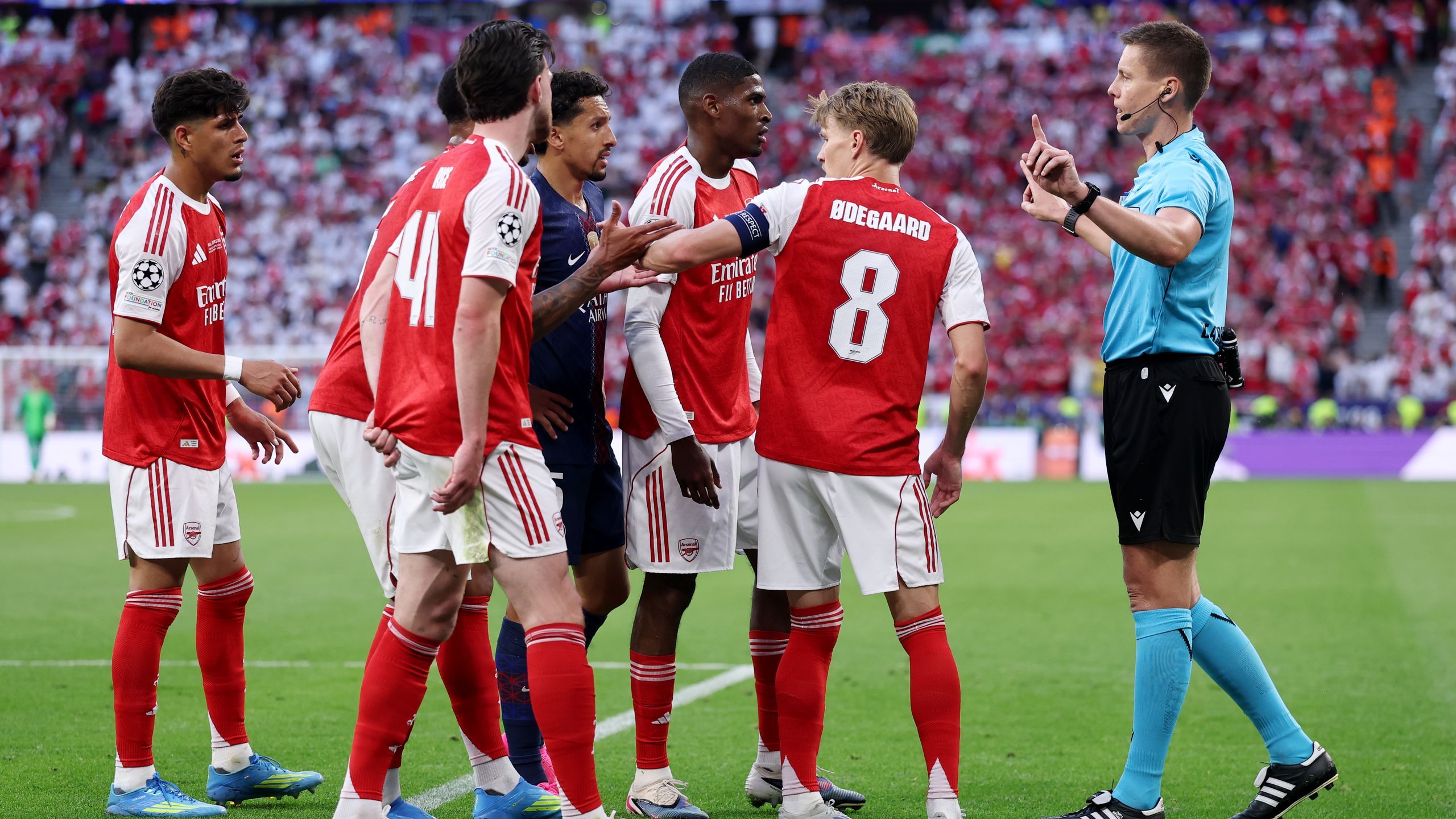 Champions League: Daniel Siebert erhält nach Finale deutliches Lob ...