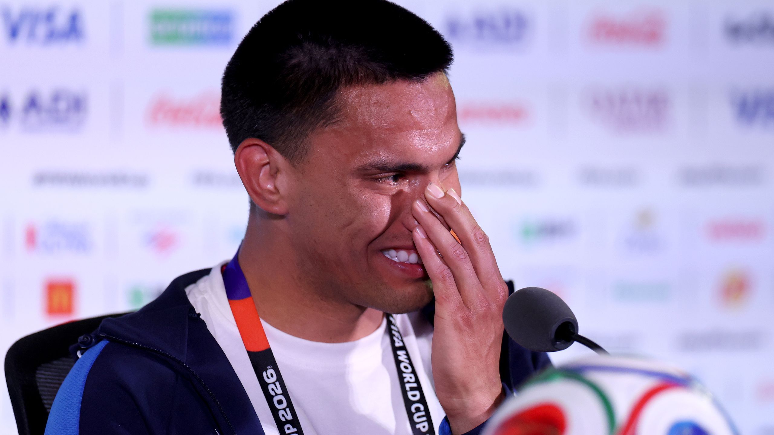 Diego Gomez vol emotie vlak voor terugkeer Paraguay op WK voetbal ...
