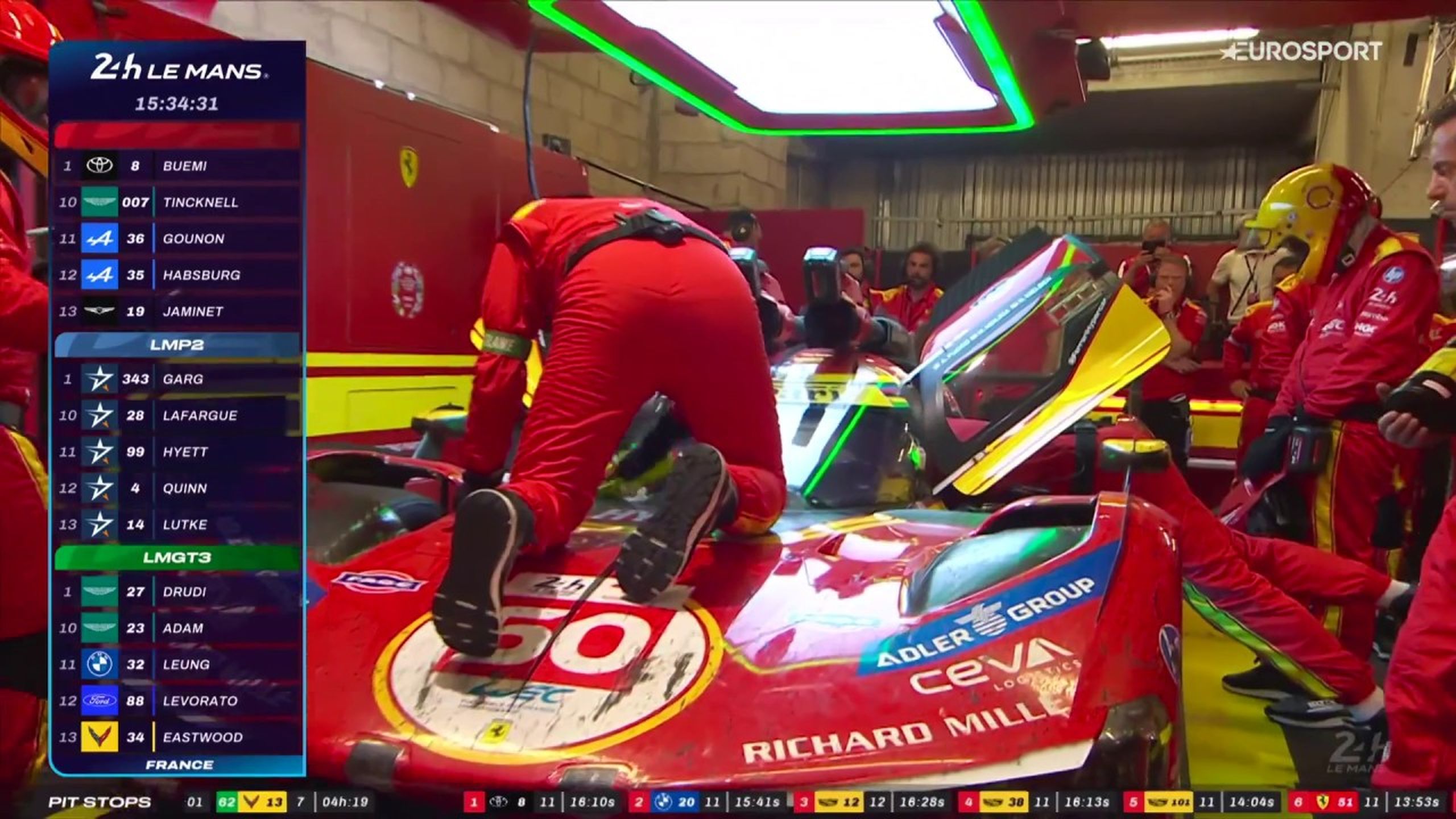 Ferrari #50 ferma al box, persi 8 giri per un problema all'estintore ...