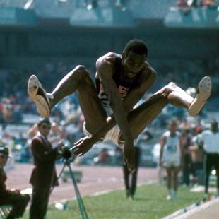 Olympische Spiele: Bob Beamon versteigert Goldmedaille von legendärem ...