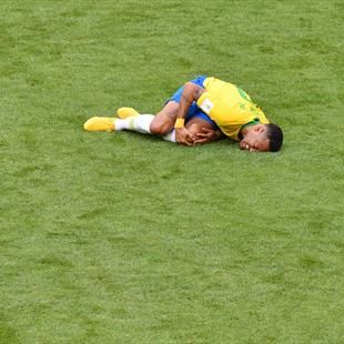 Mode auto-dérision : Neymar se moque de ses roulades - Eurosport