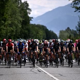 "Allez opi-omi" : La spectatrice à la pancarte du Tour de France ...