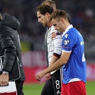 Leon Goretzka schenkt Gegenspieler Jens Hofer Trikot nach Kung-Fu-Tritt ...