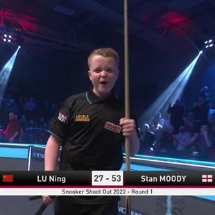 Stan Moody wint als 15-jarige zijn eerste wedstrijd in de World Snooker ...