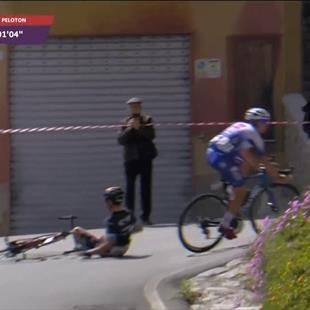 Ciclismo, Giro di Sicilia 2022 - Gabriele Petrelli cade in salita! Che ...