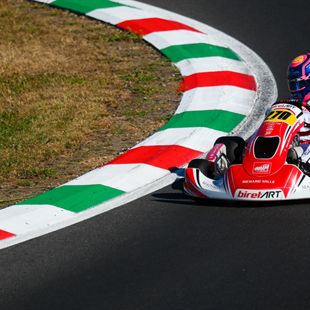 Primul pilot roman cu bilet FIA pentru Ferrari este o fata de 13 ani ...