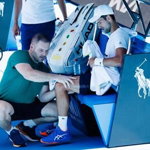 Open d'Australie : Gêné aux ischios-jambiers, Novak Djokovic écourte un ...