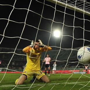Filippo Perucchini z kuriozalnym samobójem w meczu Palermo - Ascoli ...