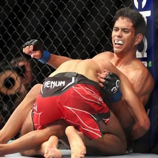 UFC 286 | Polémica por posible 'tapping' de Mokaev en la victoria ante ...