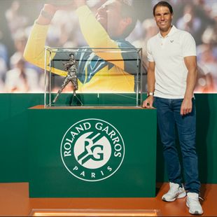 Rafa Nadal recibe una réplica de la escultura de Roland-Garros: "Es el ...