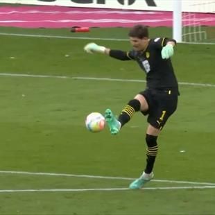 Kobel liscia la palla, Upamecano ringrazia: che papera in Bayern ...