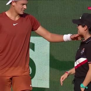 Holger Rune a lovit accidental, cu racheta, un arbitru de linie ...