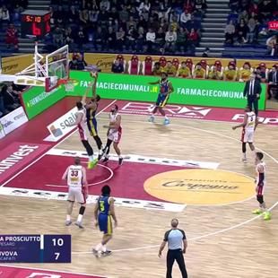 Trevor Thompson brutalizza il ferro della Carpegna Prosciutto Pesaro ...
