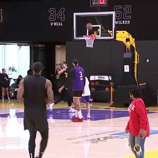 Los Angeles Lakers - LeBron James, il canestro in gancio è assurdo ...