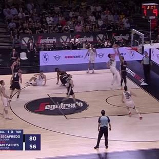 Mike Daum decolla e schiaccia sulla testa a Jordan Mickey - Basketball ...