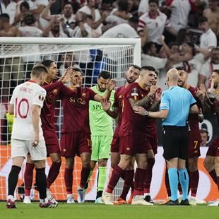 EL | Woedende AS Roma-supporters belagen scheidsrechter Anthony Taylor ...