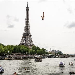 Red Bull Cliff Diving - Plonger face à la Tour Eiffel : Hunt a encore ...