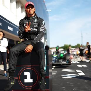Lewis Hamilton másfél év után indulhat az élről, közben csapattársa ...