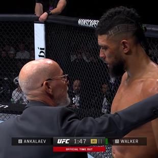 UFC 294 | Surrealista combate para Walker: El médico lo para, empuja al ...